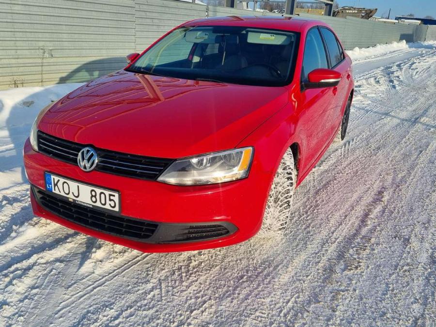 Red Volkswagen Jetta 2014 in Silute, with an engine capacity of 1.80 L and mileage of 255 thousand km for 4000 €, photo 2 on AUTOMOTO.COM.LV