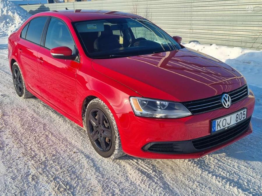 Red Volkswagen Jetta 2014 in Silute, with an engine capacity of 1.80 L and mileage of 255 thousand km for 4000 €, photo 3 on AUTOMOTO.COM.LV