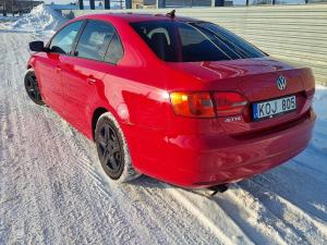Red Volkswagen Jetta 2014 in Silute, with an engine capacity of 1.80 L and mileage of 255 thousand km for 4000 €, photo 4 on AUTOMOTO.COM.LV