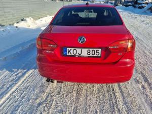Red Volkswagen Jetta 2014 in Silute, with an engine capacity of 1.80 L and mileage of 255 thousand km for 4000 €, photo 5 on AUTOMOTO.COM.LV