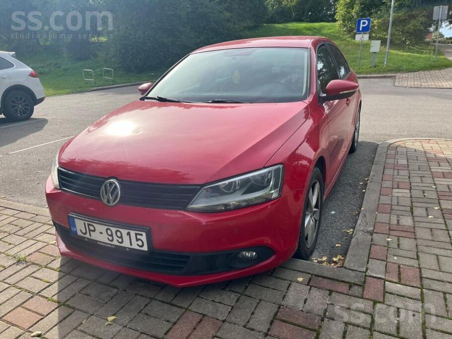 Sarkans Volkswagen Jetta 2014 Rīga, ar dzinēja tilpumu 1.40 L un nobraukumu 179 tūkst. km par 4400 €, foto 1 vietnē AUTOMOTO.COM.LV