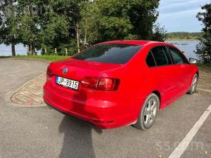 Sarkans Volkswagen Jetta 2014 Rīga, ar dzinēja tilpumu 1.40 L un nobraukumu 179 tūkst. km par 4400 €, foto 4 vietnē AUTOMOTO.COM.LV