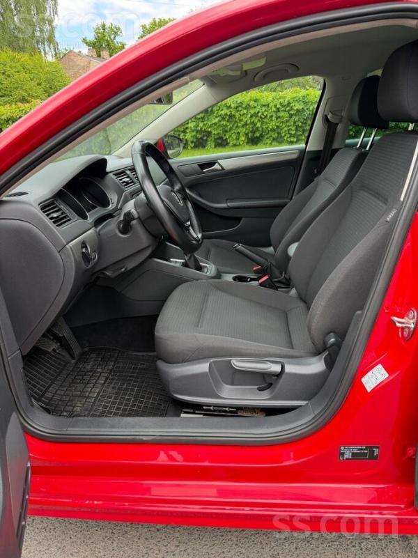 Sarkans Volkswagen Jetta 2015 Rīga, ar dzinēja tilpumu 1.40 L un nobraukumu 194 tūkst. km par 5200 €, foto 8 vietnē AUTOMOTO.COM.LV