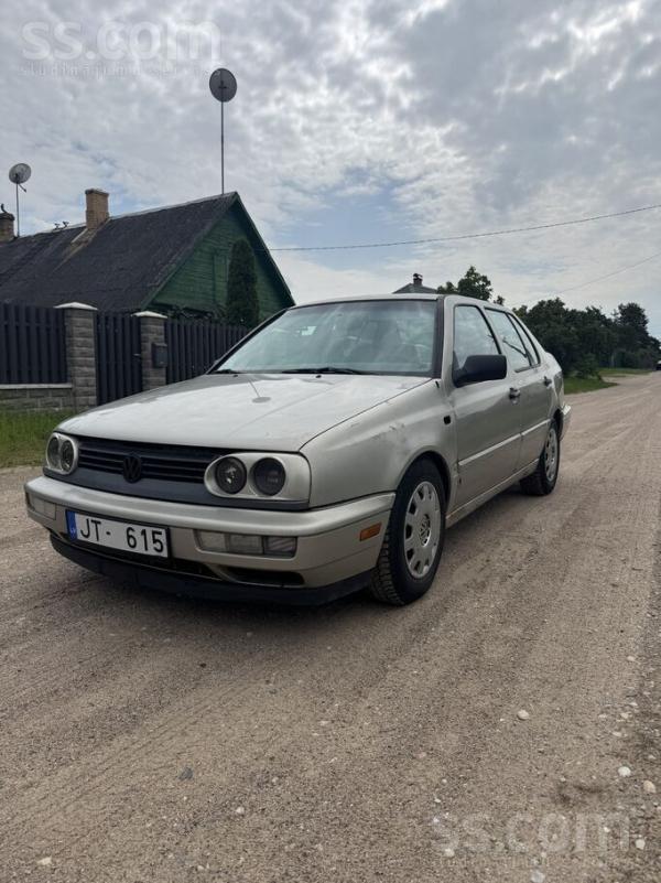 Volkswagen Jetta 1997 Daugavpils, ar dzinēja tilpumu 2.00 L un nobraukumu 230 tūkst. km par 1000 €, foto 1 vietnē AUTOMOTO.COM.LV