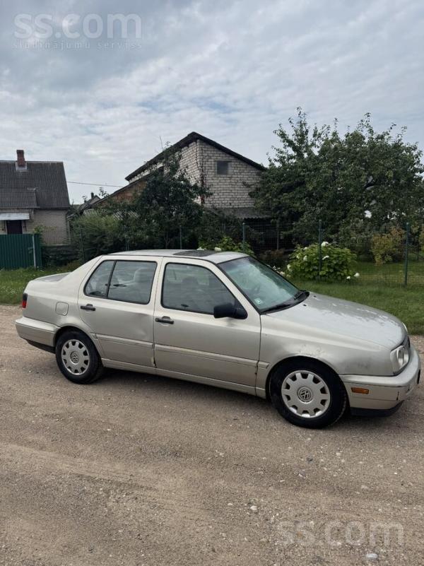 Volkswagen Jetta 1997 Daugavpils, ar dzinēja tilpumu 2.00 L un nobraukumu 230 tūkst. km par 1000 €, foto 4 vietnē AUTOMOTO.COM.LV