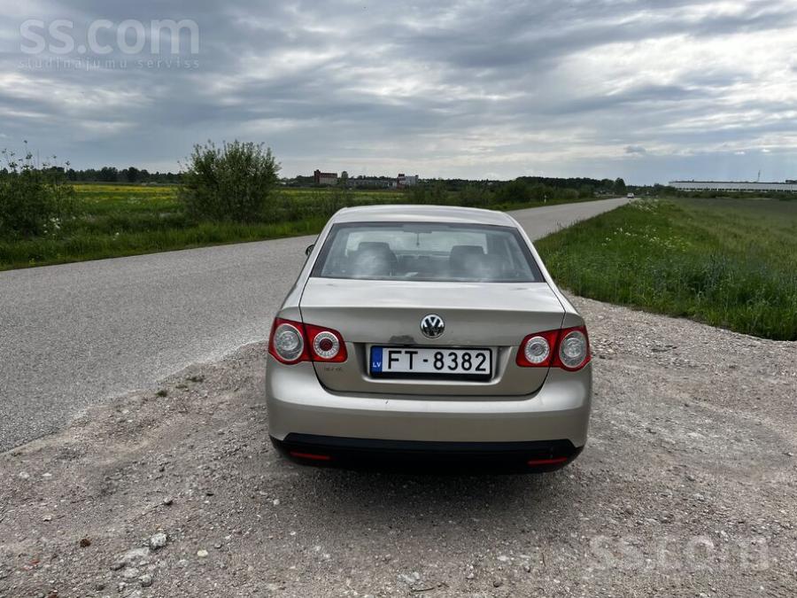 Volkswagen Jetta 2006 Rīga, ar dzinēja tilpumu 1.60 L un nobraukumu 217 tūkst. km par 2700 €, foto 12 vietnē AUTOMOTO.COM.LV