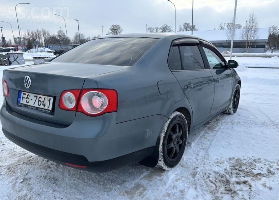 Volkswagen Jetta 2006 in Daugavpils, with an engine capacity of 1.60 L and mileage of 394 thousand km for 1100 €, photo 4 on AUTOMOTO.COM.LV