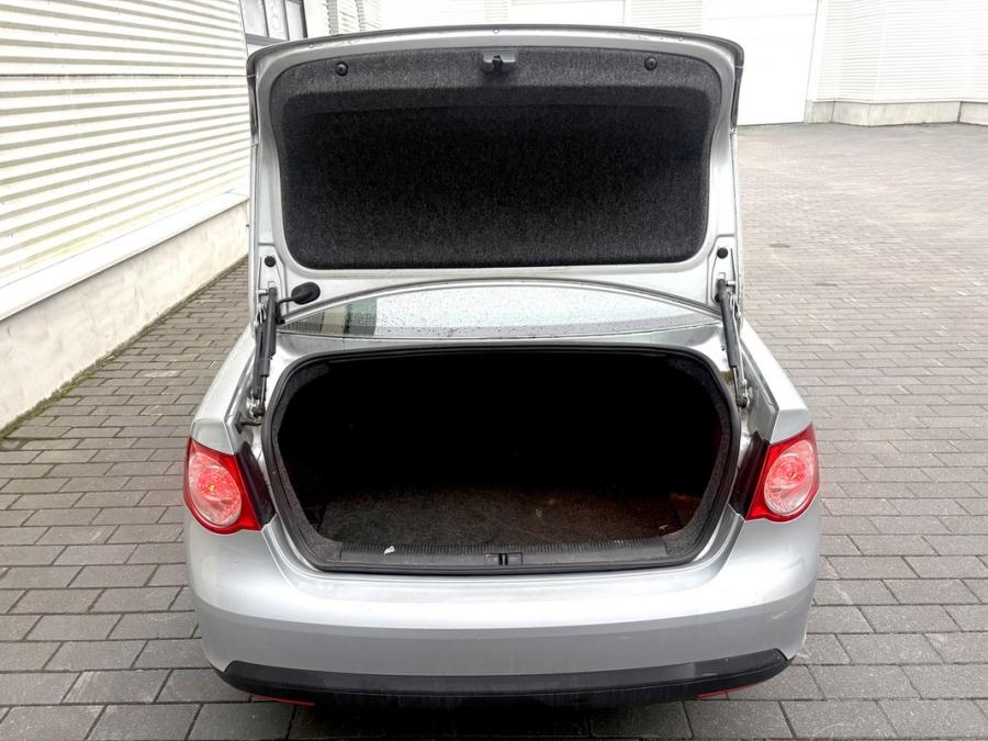 Volkswagen Jetta 2007 Tallina, ar dzinēja tilpumu 1.60 L un nobraukumu 178 tūkst. km par 2199 €, foto 23 vietnē AUTOMOTO.COM.LV