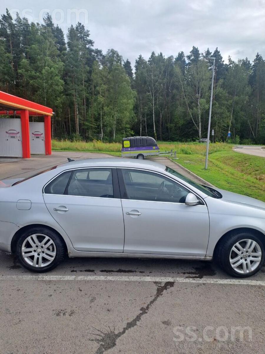 Volkswagen Jetta 2009 in Riga, with an engine capacity of 2.00 L and mileage of 190 thousand km for 1500 €, photo 5 on AUTOMOTO.COM.LV