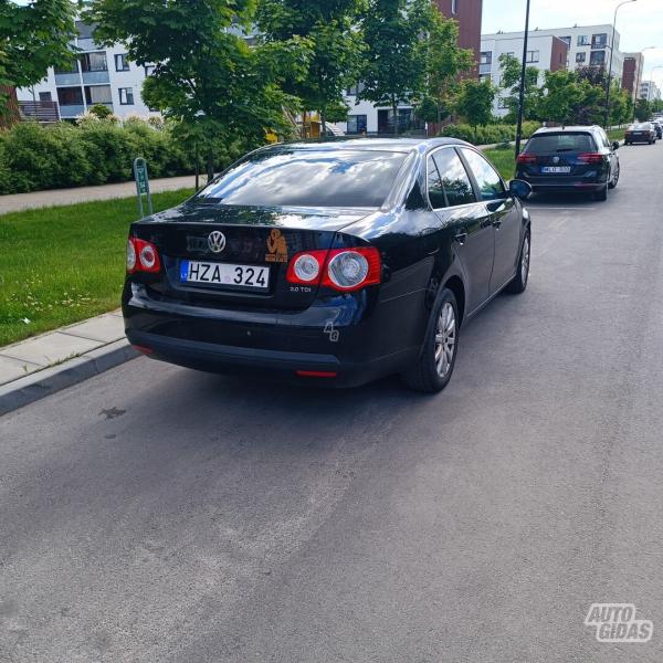 Volkswagen Jetta 2009 in Vilnius, with an engine capacity of 2.00 L and mileage of 314 thousand km for 850 €, photo 1 on AUTOMOTO.COM.LV