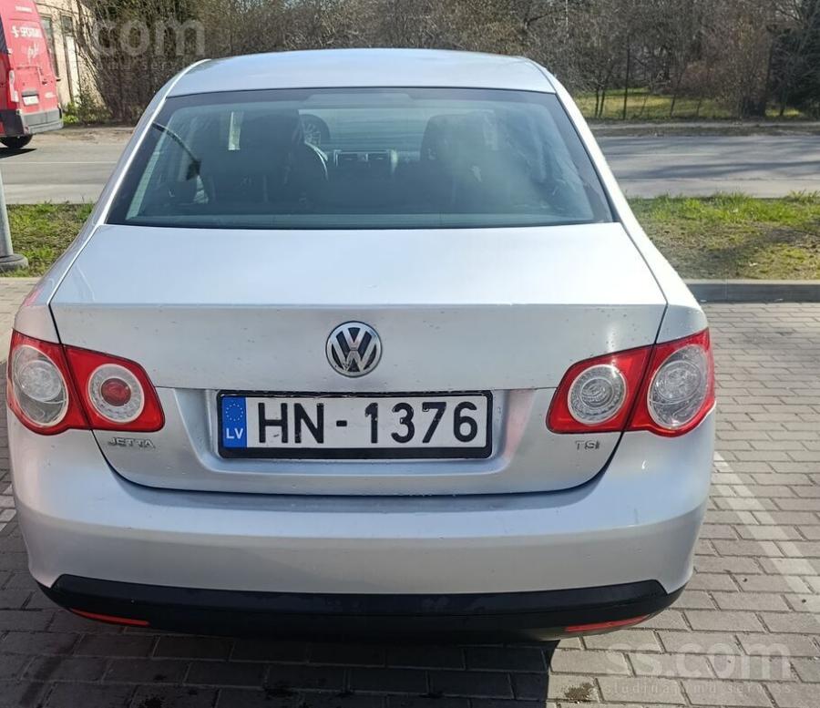 Volkswagen Jetta 2010 in Riga, with an engine capacity of 1.40 L and mileage of 282 thousand km for 2700 €, photo 3 on AUTOMOTO.COM.LV