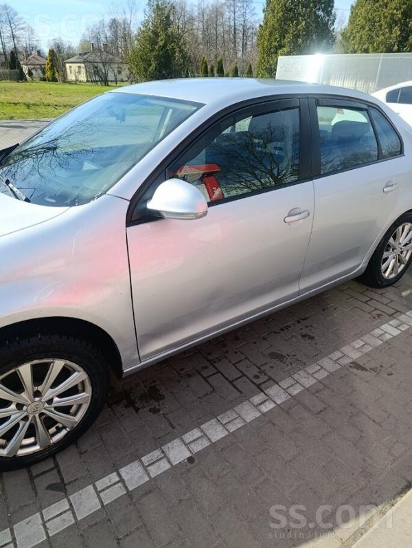 Volkswagen Jetta 2010 Rīga, ar dzinēja tilpumu 1.40 L un nobraukumu 282 tūkst. km par 2700 €, foto 5 vietnē AUTOMOTO.COM.LV