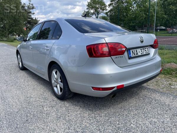 Volkswagen Jetta 2011 in Kuldiga, with an engine capacity of 1.60 L and mileage of 219 thousand km for 1680 €, photo 3 on AUTOMOTO.COM.LV