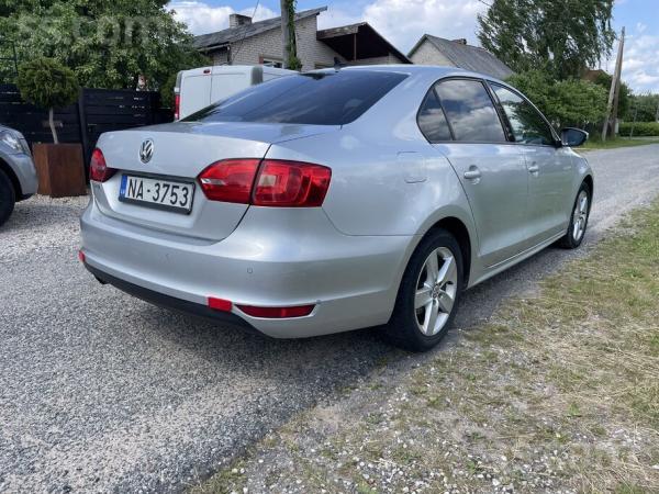 Volkswagen Jetta 2011 in Kuldiga, with an engine capacity of 1.60 L and mileage of 219 thousand km for 1680 €, photo 4 on AUTOMOTO.COM.LV