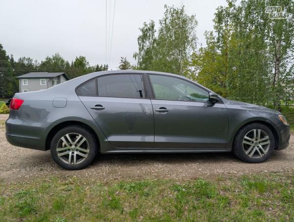 Volkswagen Jetta 2011 in Vilnius, with an engine capacity of 2.00 L and mileage of 285 thousand km for 4400 €, photo 4 on AUTOMOTO.COM.LV