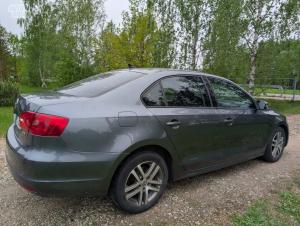 Volkswagen Jetta 2011 in Vilnius, with an engine capacity of 2.00 L and mileage of 285 thousand km for 4400 €, photo 6 on AUTOMOTO.COM.LV