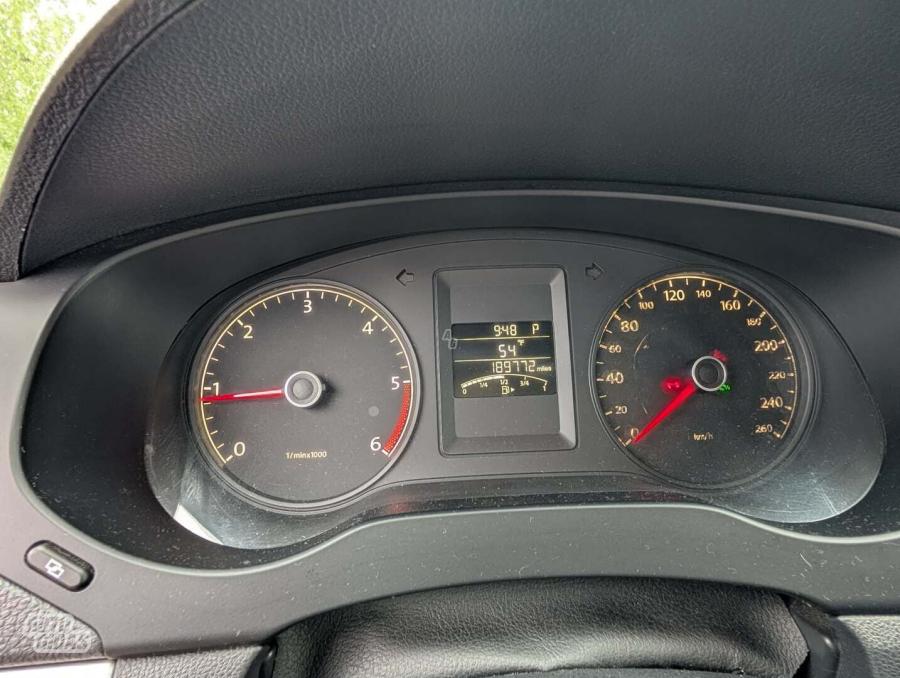 Volkswagen Jetta 2011 in Vilnius, with an engine capacity of 2.00 L and mileage of 285 thousand km for 4400 €, photo 7 on AUTOMOTO.COM.LV