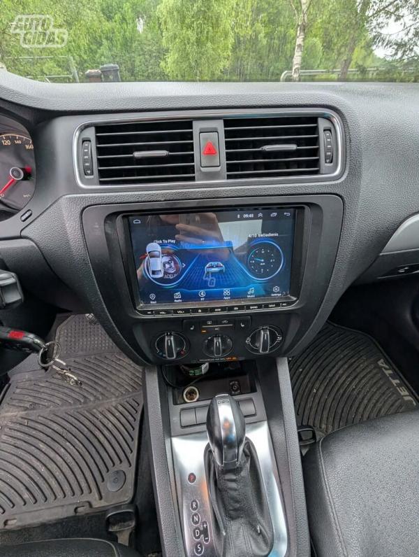 Volkswagen Jetta 2011 in Vilnius, with an engine capacity of 2.00 L and mileage of 285 thousand km for 4400 €, photo 7 on AUTOMOTO.COM.LV