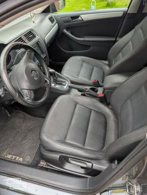 Volkswagen Jetta 2011 in Vilnius, with an engine capacity of 2.00 L and mileage of 285 thousand km for 4400 €, photo 9 on AUTOMOTO.COM.LV