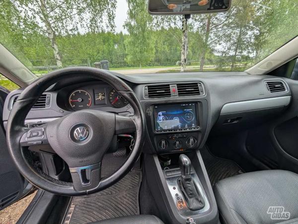 Volkswagen Jetta 2011 in Vilnius, with an engine capacity of 2.00 L and mileage of 285 thousand km for 4400 €, photo 10 on AUTOMOTO.COM.LV