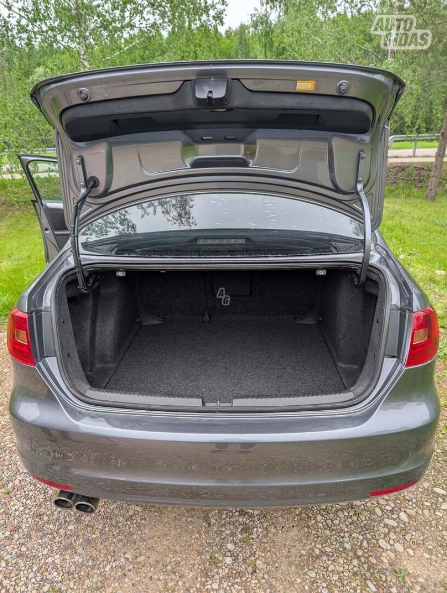 Volkswagen Jetta 2011 in Vilnius, with an engine capacity of 2.00 L and mileage of 285 thousand km for 4400 €, photo 12 on AUTOMOTO.COM.LV