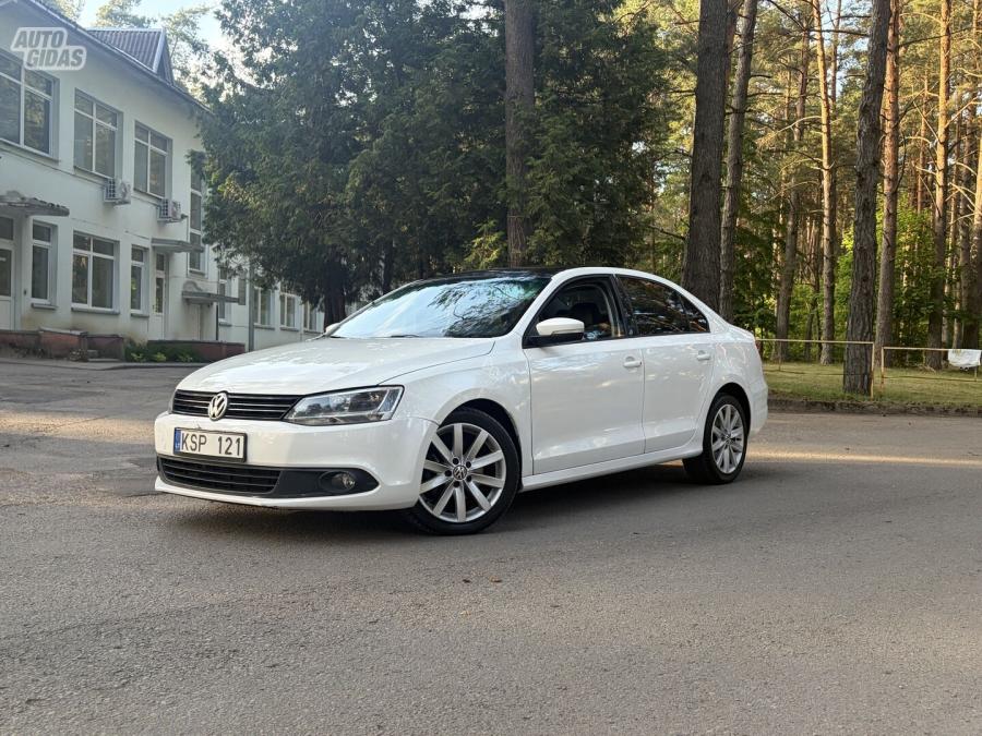 Volkswagen Jetta 2011 in Prienai, with an engine capacity of 2.00 L and mileage of 300 thousand km for 3550 €, photo 3 on AUTOMOTO.COM.LV