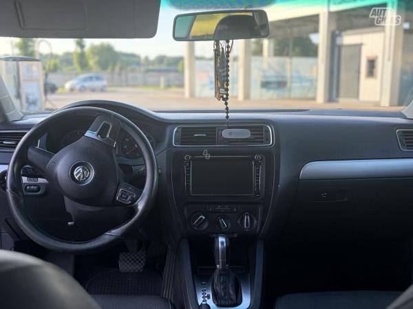 Volkswagen Jetta 2011 Prienai, ar dzinēja tilpumu 2.00 L un nobraukumu 300 tūkst. km par 3550 €, foto 3 vietnē AUTOMOTO.COM.LV
