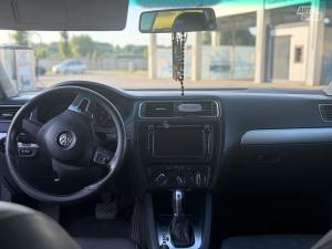 Volkswagen Jetta 2011 in Prienai, with an engine capacity of 2.00 L and mileage of 300 thousand km for 3550 €, photo 4 on AUTOMOTO.COM.LV