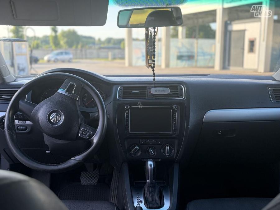 Volkswagen Jetta 2011 in Prienai, with an engine capacity of 2.00 L and mileage of 300 thousand km for 3550 €, photo 4 on AUTOMOTO.COM.LV
