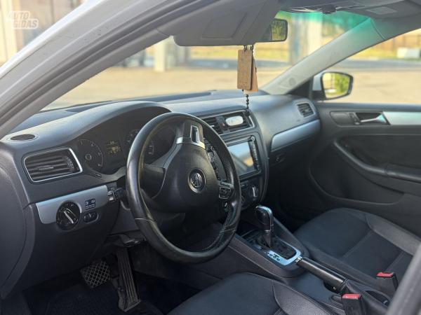 Volkswagen Jetta 2011 Prienai, ar dzinēja tilpumu 2.00 L un nobraukumu 300 tūkst. km par 3550 €, foto 5 vietnē AUTOMOTO.COM.LV