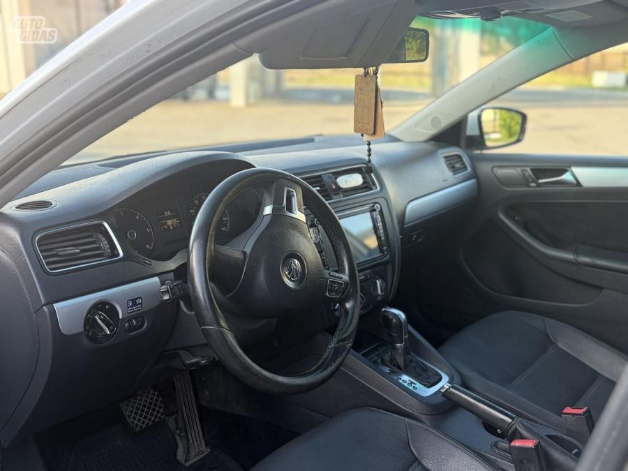 Volkswagen Jetta 2011 in Prienai, with an engine capacity of 2.00 L and mileage of 300 thousand km for 3550 €, photo 6 on AUTOMOTO.COM.LV