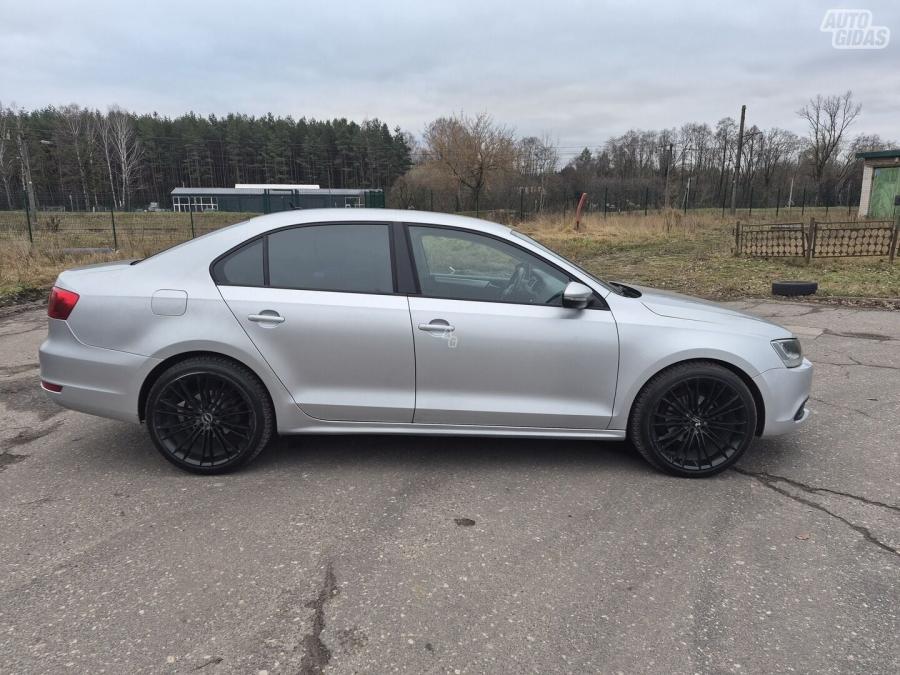 Volkswagen Jetta 2012 in Kaunas, with an engine capacity of 1.20 L and mileage of 148 thousand km for 3999 €, photo 5 on AUTOMOTO.COM.LV