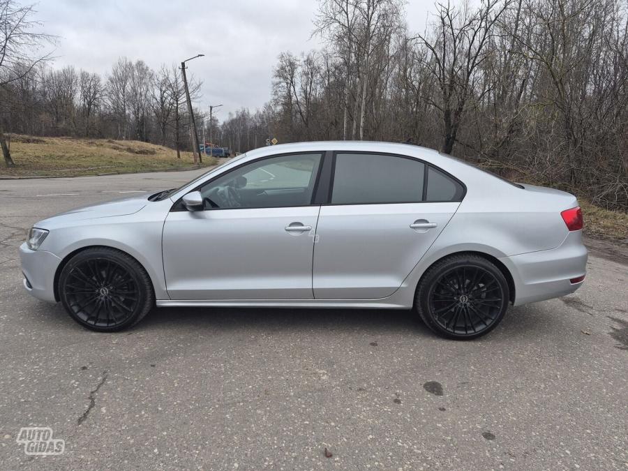 Volkswagen Jetta 2012 in Kaunas, with an engine capacity of 1.20 L and mileage of 148 thousand km for 3999 €, photo 9 on AUTOMOTO.COM.LV