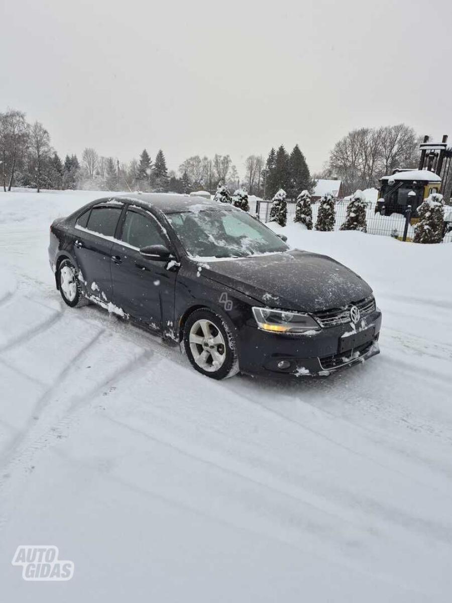 Volkswagen Jetta 2012 in Kelme, with an engine capacity of 2.00 L and mileage of 350 thousand km for 2300 €, photo 1 on AUTOMOTO.COM.LV