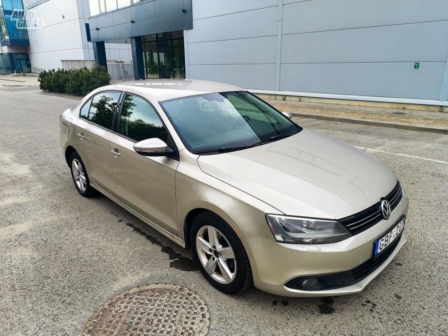 Volkswagen Jetta 2012 in Vilnius, with an engine capacity of 2.00 L and mileage of 364 thousand km for 2900 €, photo 3 on AUTOMOTO.COM.LV