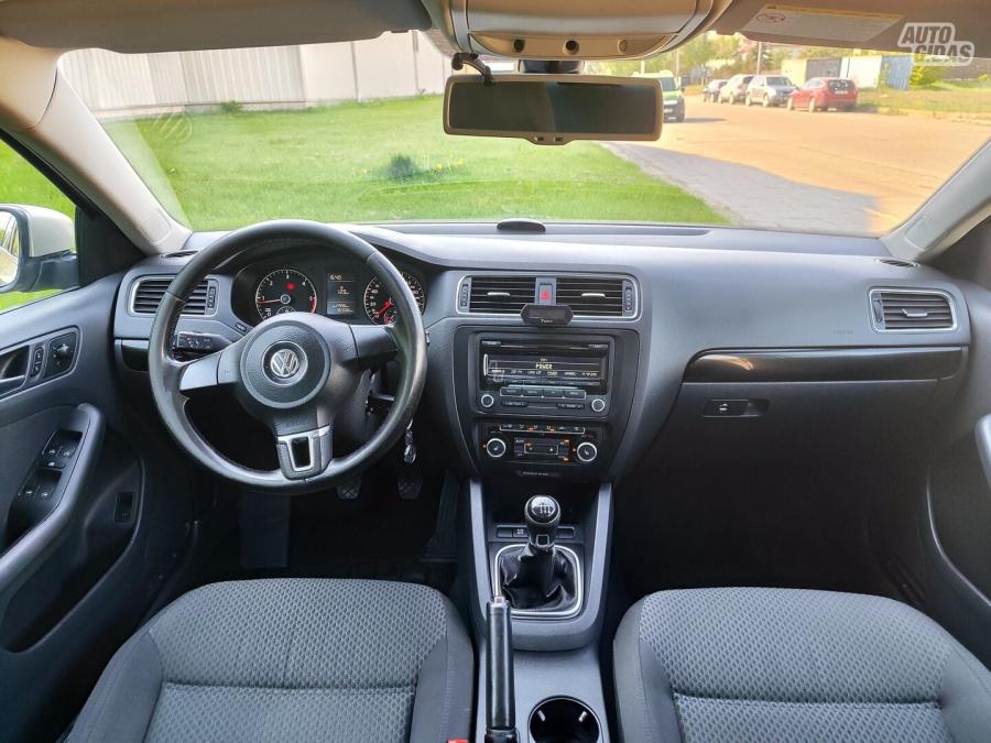 Volkswagen Jetta 2012 in Vilnius, with an engine capacity of 2.00 L and mileage of 364 thousand km for 2900 €, photo 7 on AUTOMOTO.COM.LV