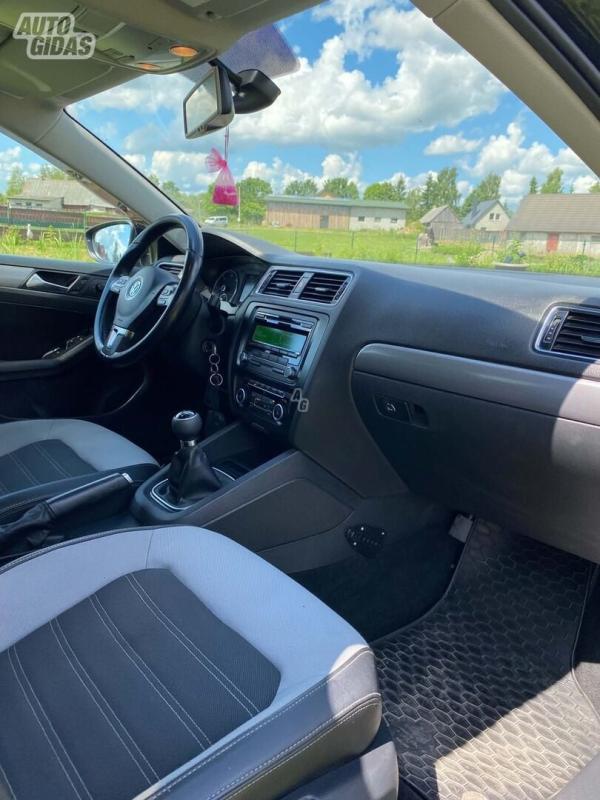 Volkswagen Jetta 2012 in Siauliai, with an engine capacity of 2.00 L and mileage of 413 thousand km for 3850 €, photo 6 on AUTOMOTO.COM.LV