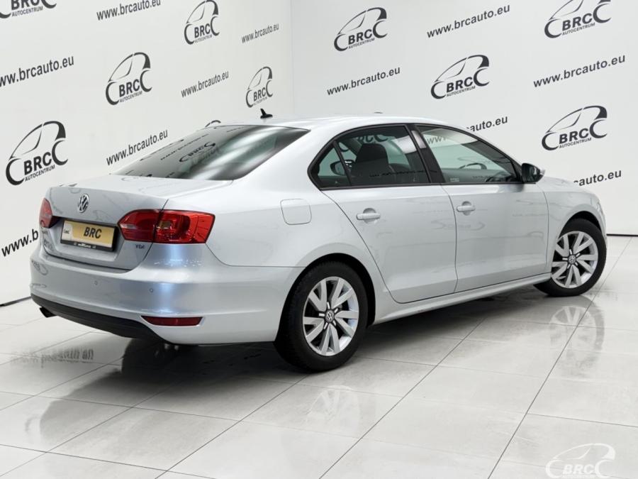 Volkswagen Jetta 2012 in Vilnius, with an engine capacity of 1.60 L and mileage of 198 thousand km for 5000 €, photo 3 on AUTOMOTO.COM.LV