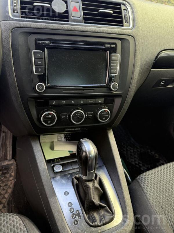 Volkswagen Jetta 2013 in Rezekne, with an engine capacity of 1.60 L and mileage of 391 thousand km for 4600 €, photo 6 on AUTOMOTO.COM.LV