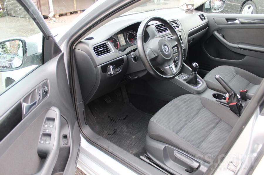 Volkswagen Jetta 2013 in Liepaja, with an engine capacity of 1.60 L and mileage of 156 thousand km for 5750 €, photo 6 on AUTOMOTO.COM.LV