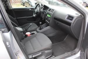 Volkswagen Jetta 2013 in Liepaja, with an engine capacity of 1.60 L and mileage of 156 thousand km for 5750 €, photo 8 on AUTOMOTO.COM.LV
