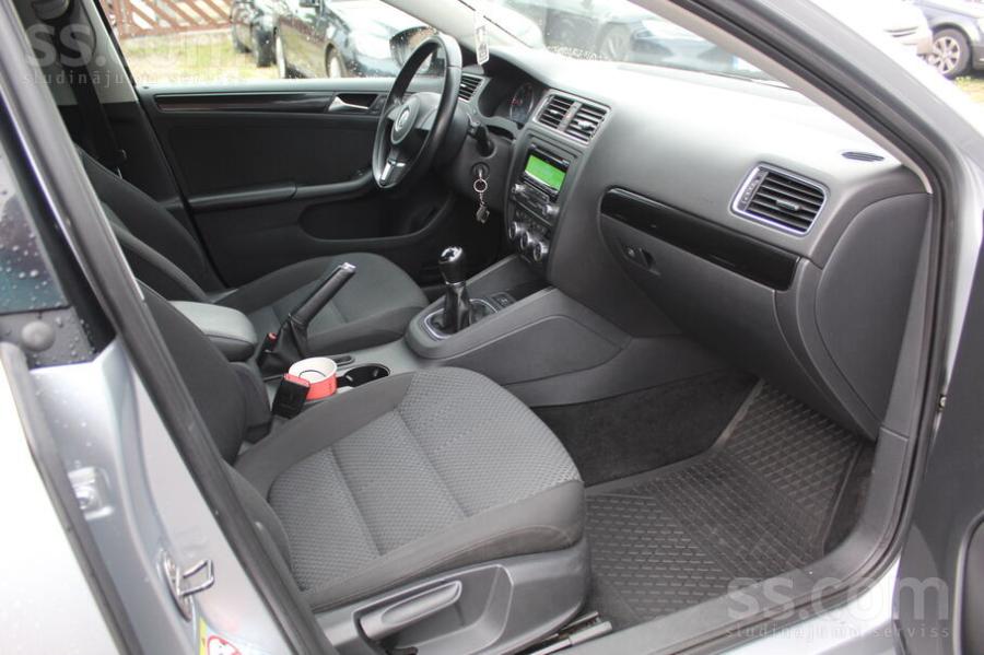 Volkswagen Jetta 2013 in Liepaja, with an engine capacity of 1.60 L and mileage of 156 thousand km for 5750 €, photo 8 on AUTOMOTO.COM.LV