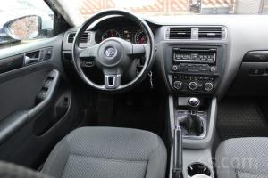 Volkswagen Jetta 2013 in Liepaja, with an engine capacity of 1.60 L and mileage of 156 thousand km for 5750 €, photo 9 on AUTOMOTO.COM.LV