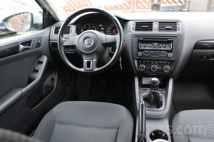 Volkswagen Jetta 2013 in Liepaja, with an engine capacity of 1.60 L and mileage of 156 thousand km for 5750 €, photo 9 on AUTOMOTO.COM.LV