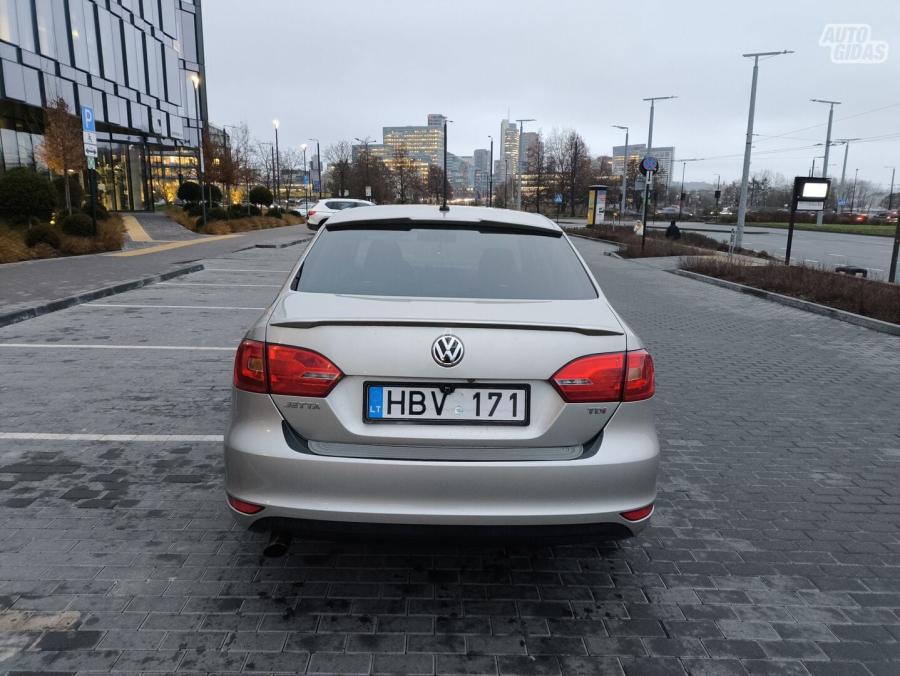 Volkswagen Jetta 2014 in Vilnius, with an engine capacity of 1.60 L and mileage of 158 thousand km for 3550 €, photo 5 on AUTOMOTO.COM.LV