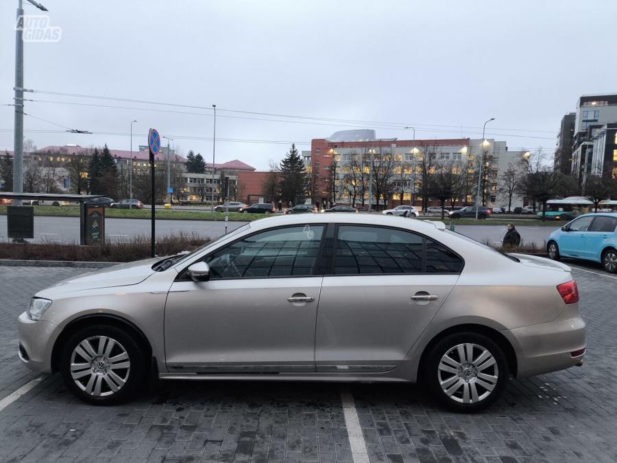 Volkswagen Jetta 2014 in Vilnius, with an engine capacity of 1.60 L and mileage of 158 thousand km for 3550 €, photo 7 on AUTOMOTO.COM.LV