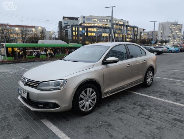 Volkswagen Jetta 2014 in Vilnius, with an engine capacity of 1.60 L and mileage of 158 thousand km for 3590 €, photo 1 on AUTOMOTO.COM.LV