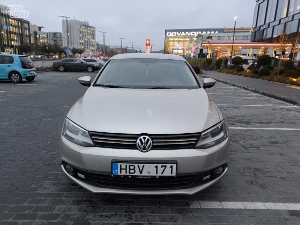 Volkswagen Jetta 2014 in Vilnius, with an engine capacity of 1.60 L and mileage of 158 thousand km for 3590 €, photo 2 on AUTOMOTO.COM.LV