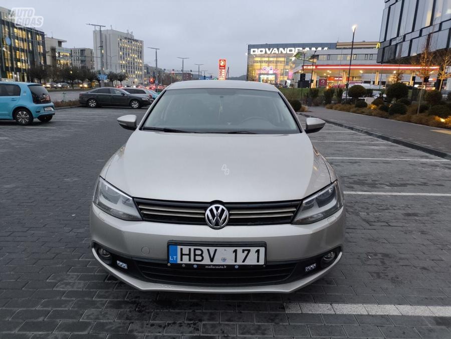 Volkswagen Jetta 2014 in Vilnius, with an engine capacity of 1.60 L and mileage of 158 thousand km for 3590 €, photo 2 on AUTOMOTO.COM.LV