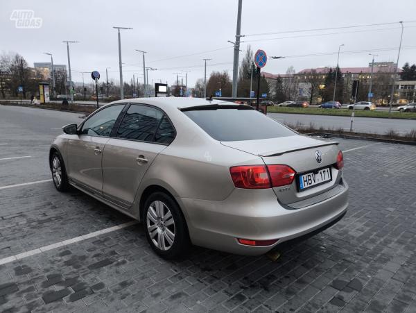 Volkswagen Jetta 2014 in Vilnius, with an engine capacity of 1.60 L and mileage of 158 thousand km for 3590 €, photo 7 on AUTOMOTO.COM.LV